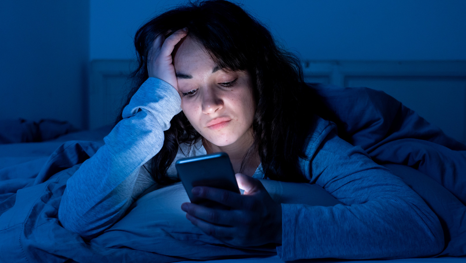 Sneaky Ways Blue Light Does Damage To Your Health